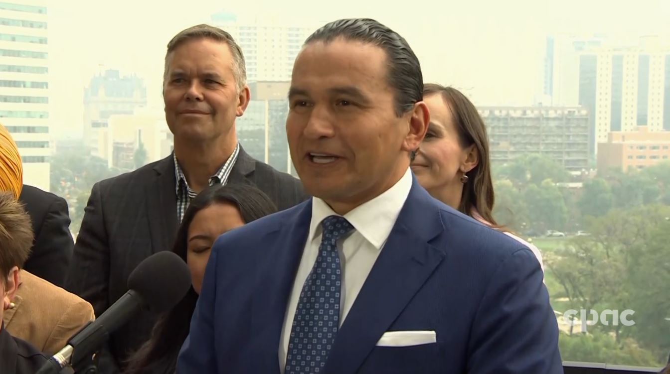 Le chef du NPD du Manitoba, Wab Kinew, tient un événement de campagne ... Le chef du NPD du Manitoba, Wab Kinew, tient un événement de campagne ...