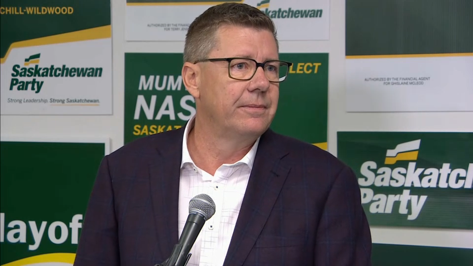 Scott Moe parle aux journalistes au début de la campagne électorale en ...